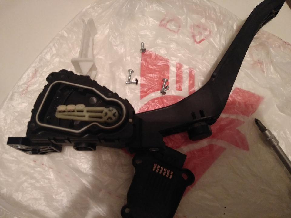 008504 — Датчики 1/2 положения педали акселератора-G79+G185 ...