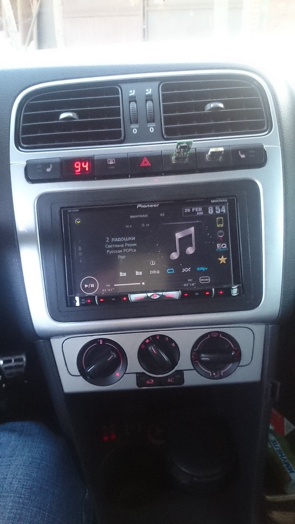 центральная консоль — Volkswagen Polo Sedan, 1,6 л, 2011 года ...