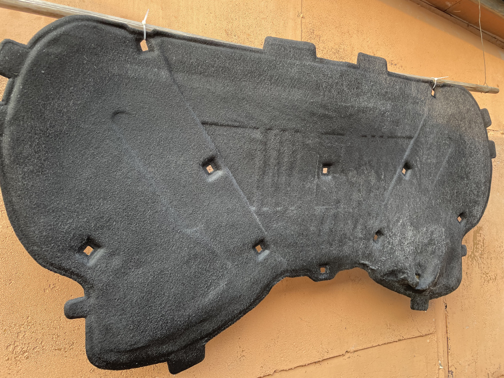 Звукоизоляция капота — Audi Q5 (1G), 2 л, 2012 года | другое | DRIVE2