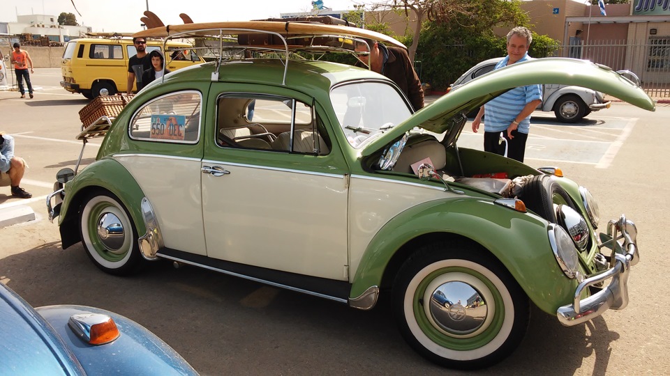 Шикарно отреставрированный VW Beetle. 2015 VW old timers event (3) — Toyota Corolla (160), 1,6 л ...