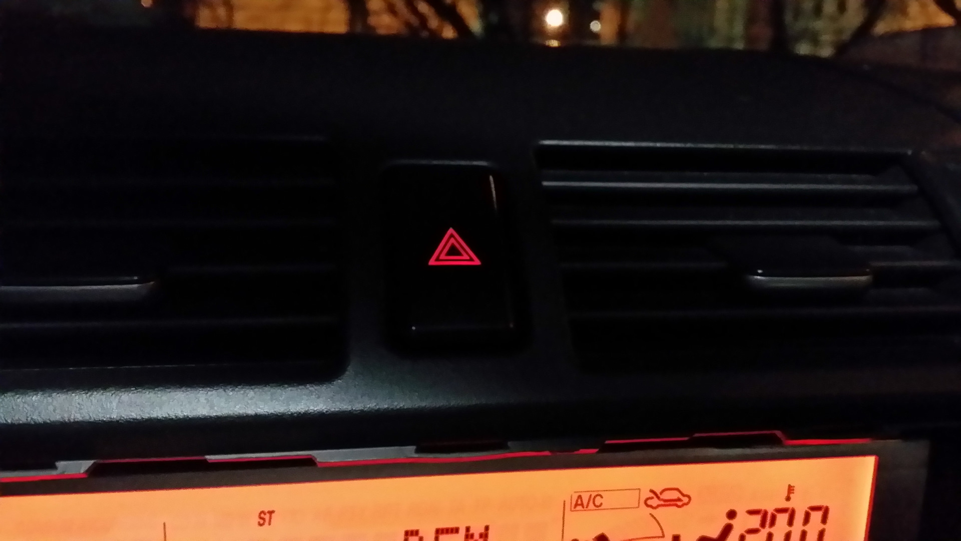 #8. Замена лампочки в кнопке аварийки. — Mazda 3 (1G), 2 л, 2008 года ...
