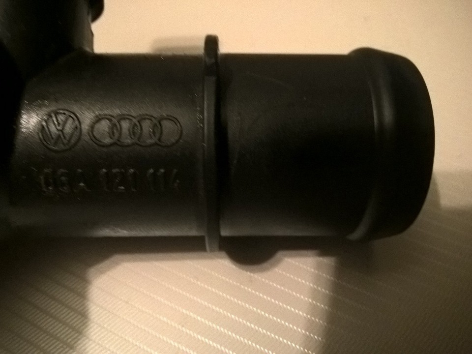 06A121114 Фланец термостата в сборе / AUDI A-3, SKODA Octavia, VW Golf ...