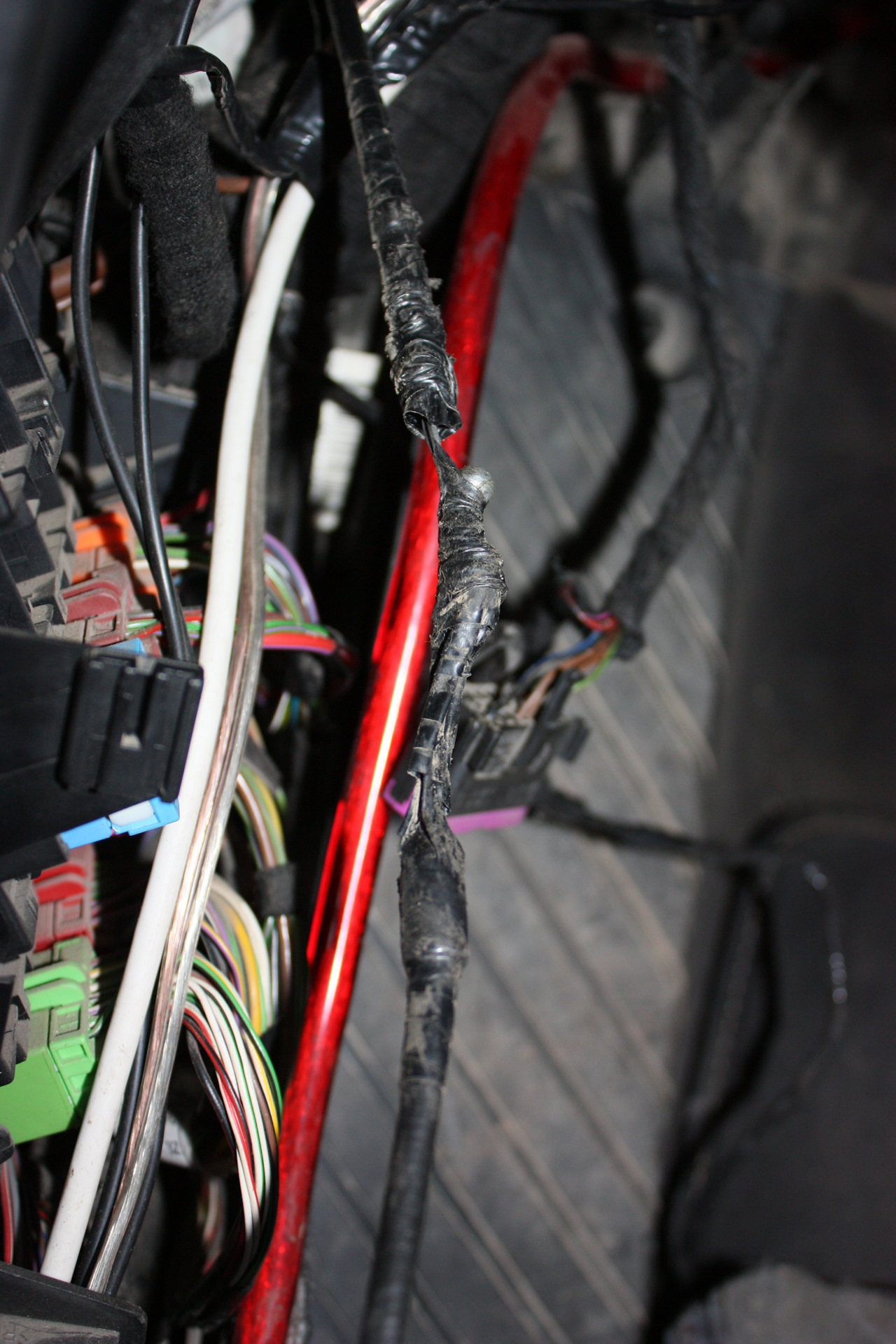 Трос капота и ручка — замена — Audi A4 (B6), 1,8 л, 2003 года | своими ...