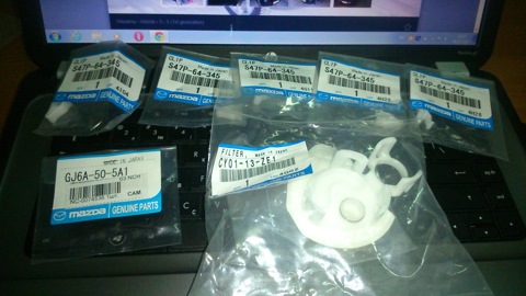 GJ6A505A1 ЗАГЛУШКА В МОЛДИНГ КРЫШИ. Mazda | Запчасти на DRIVE2