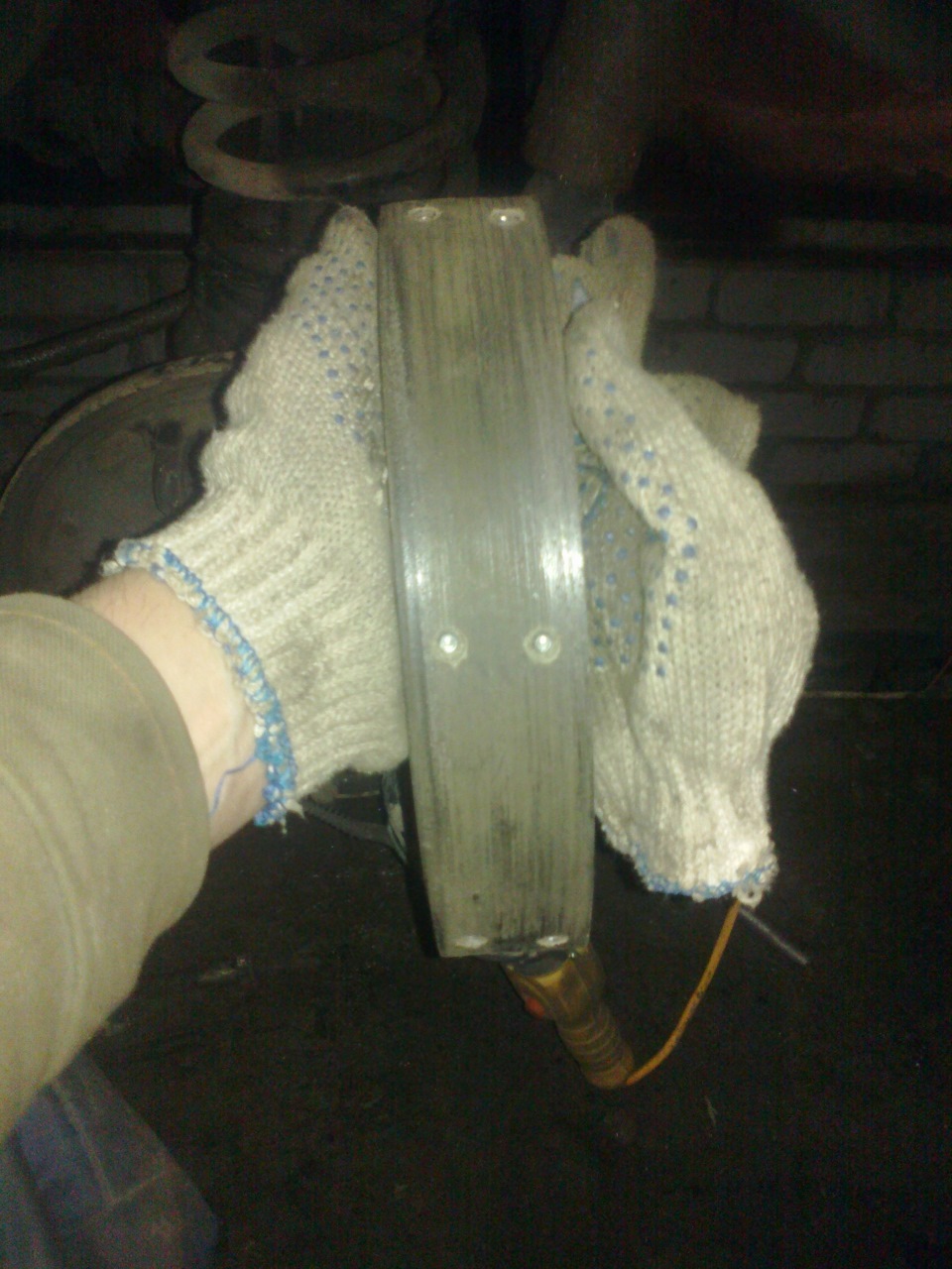 клепаем слетевшие накладки колодок задних — KIA Sportage (1G), 2 л ...