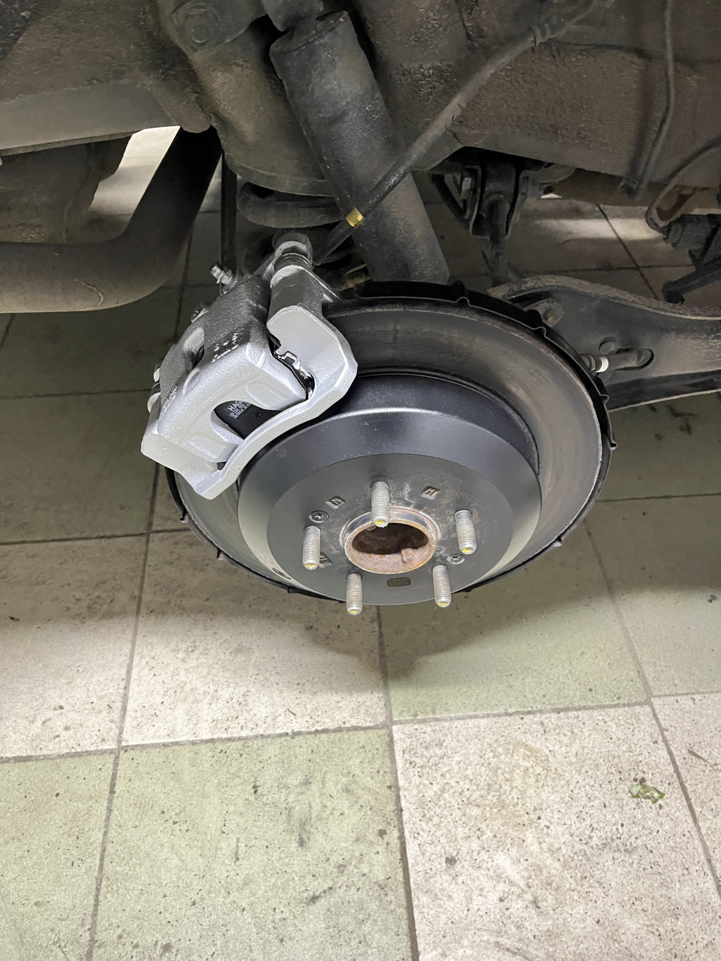 Замена тормозных колодок — KIA Carnival (3G), 2,2 л, 2018 года ...