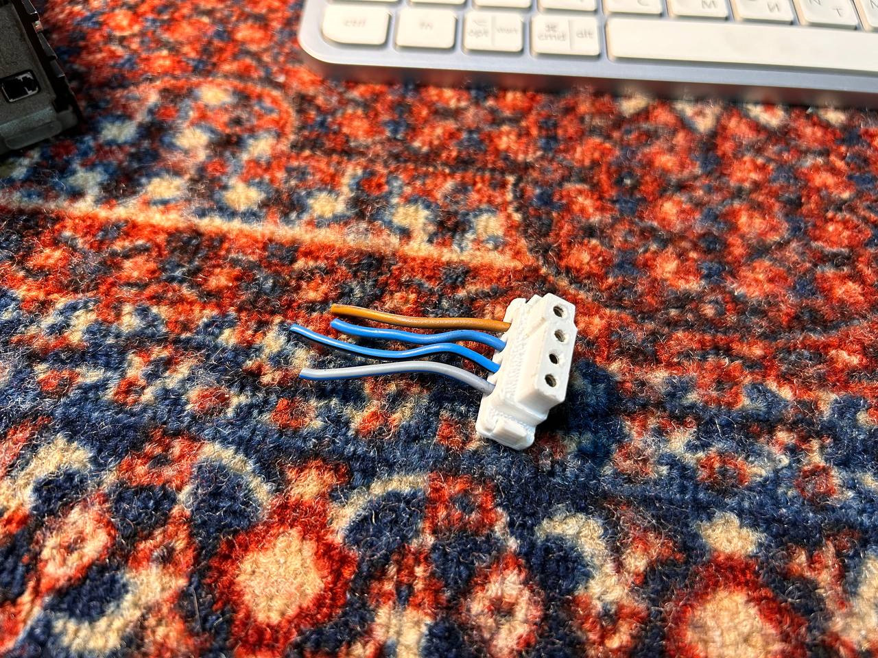 Коннектор питания Becker 303.488-277 — Mercedes-Benz W123, 2,3 л, 1983 ...