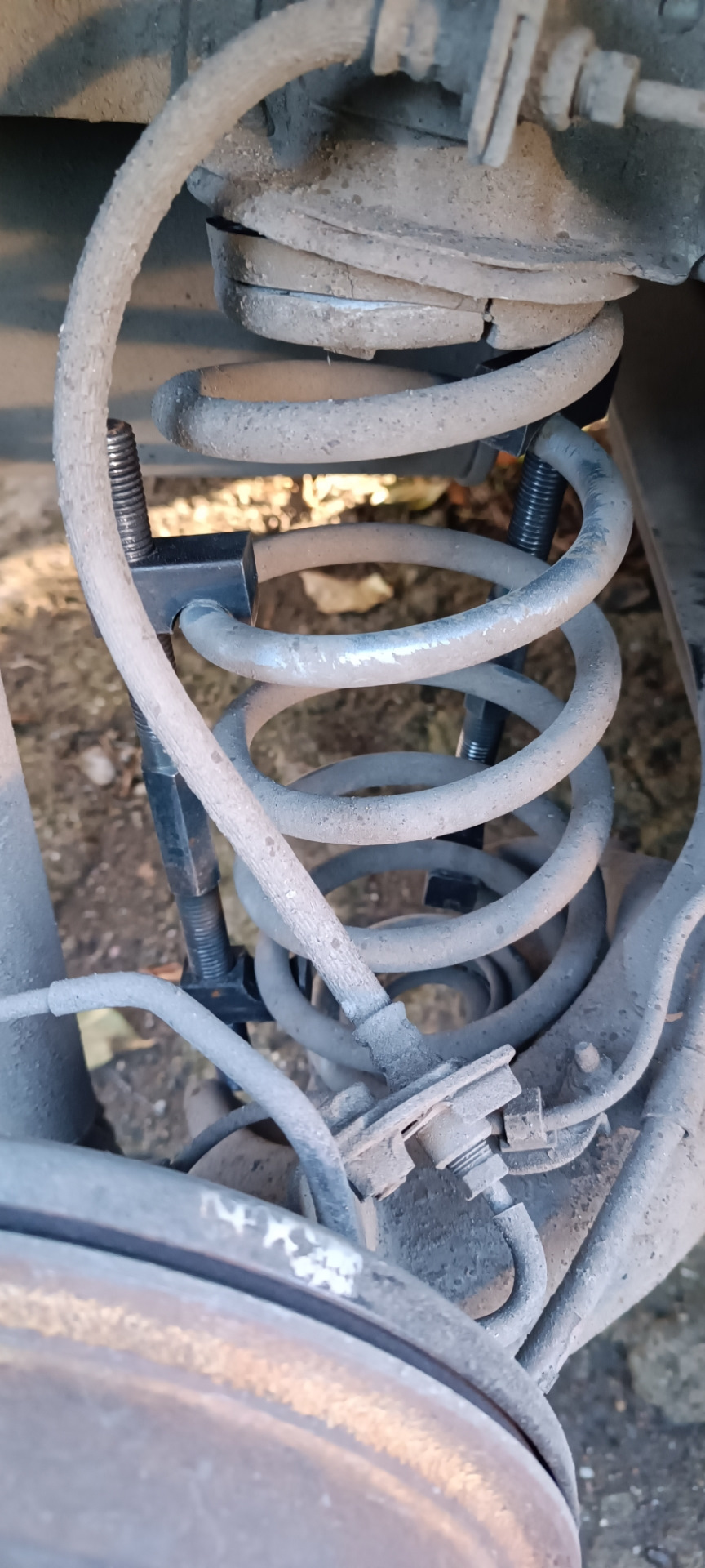 Замена задних пружин KYB RK7530. — Toyota Platz, 1 л, 2003 года ...