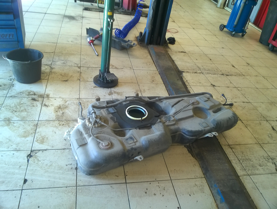 Замена топливного фильтра (с прокладками, кольцами) — Toyota Sienna (2G ...