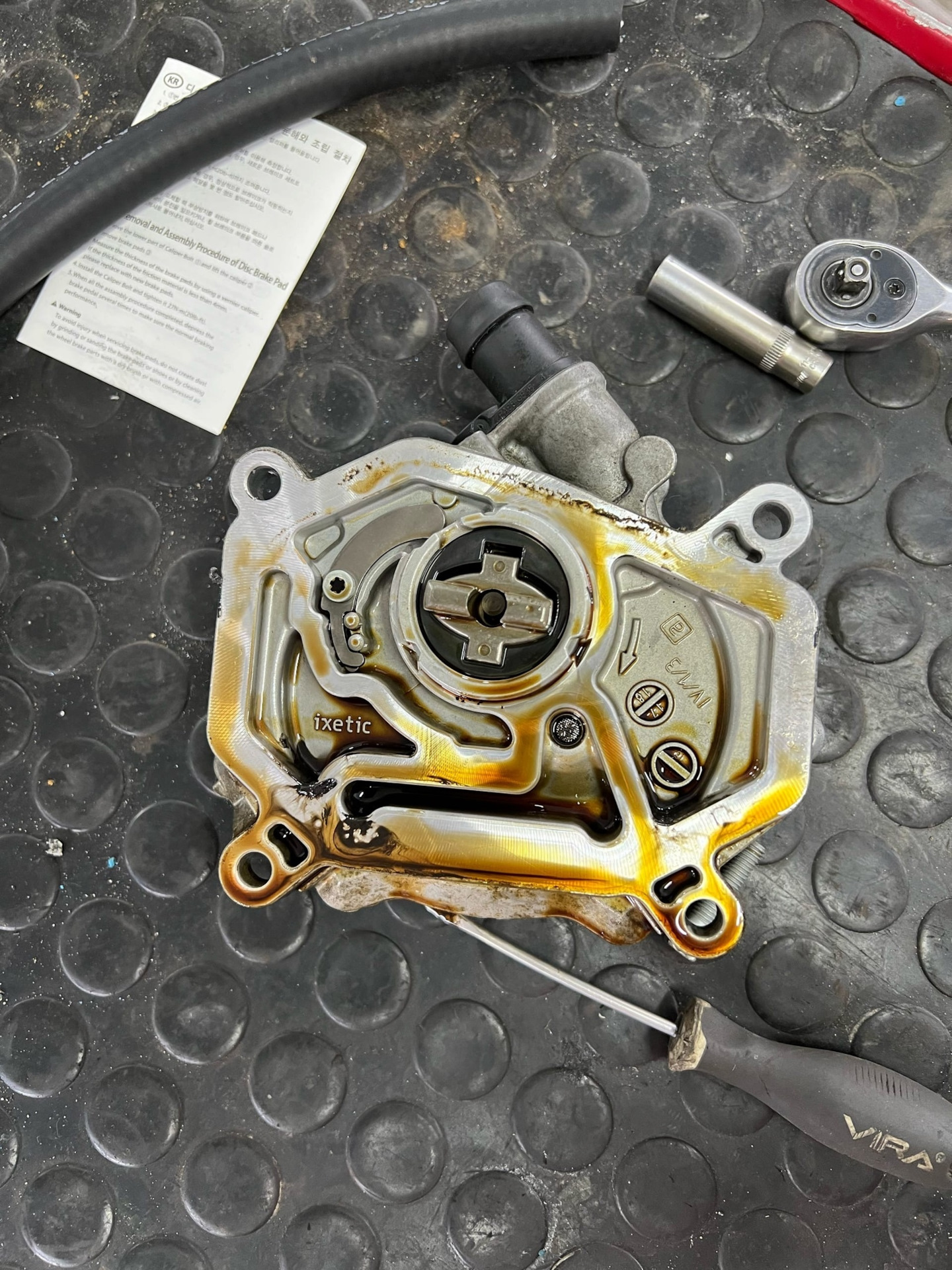 Замена прокладки вакуумного насоса M274 — Mercedes-Benz E-Class (W213 ...