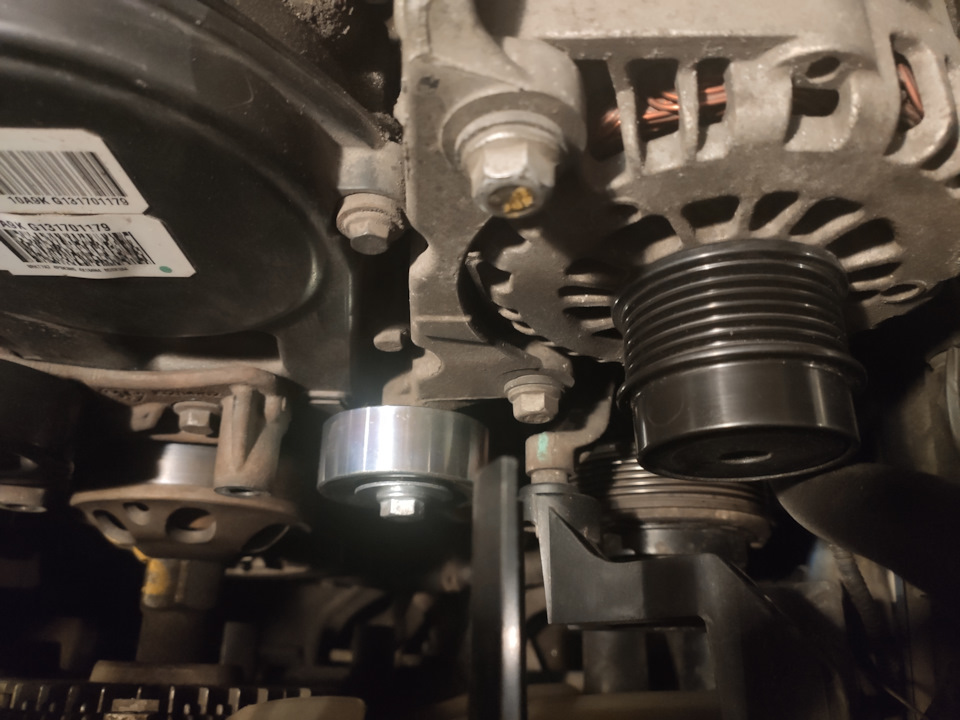 74. Замена обводных роликов — Chevrolet TrailBlazer (2G), 2,8 л, 2014 ...