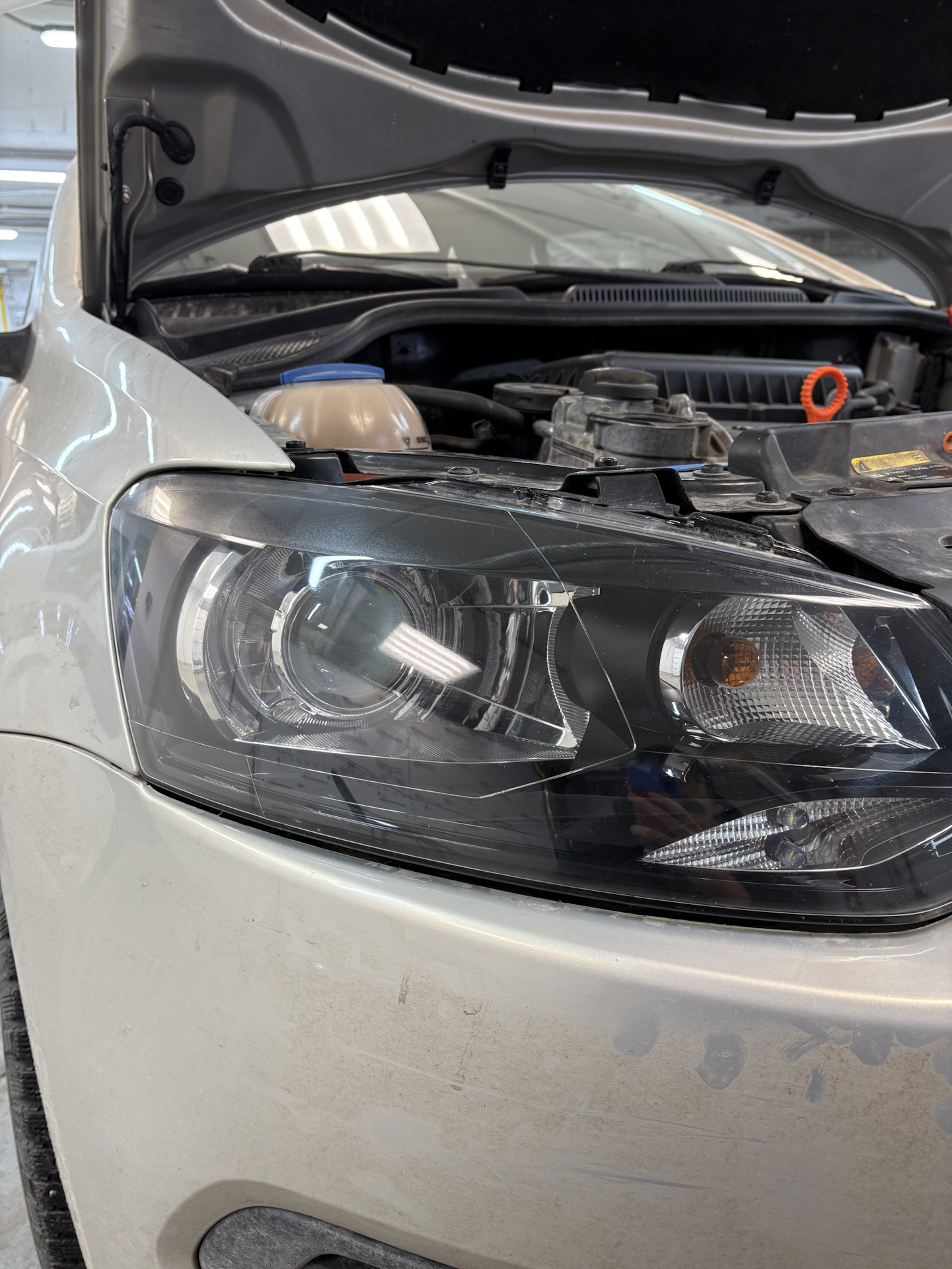 Установка bi-led линз — Volkswagen Polo Sedan, 1,6 л, 2012 года ...