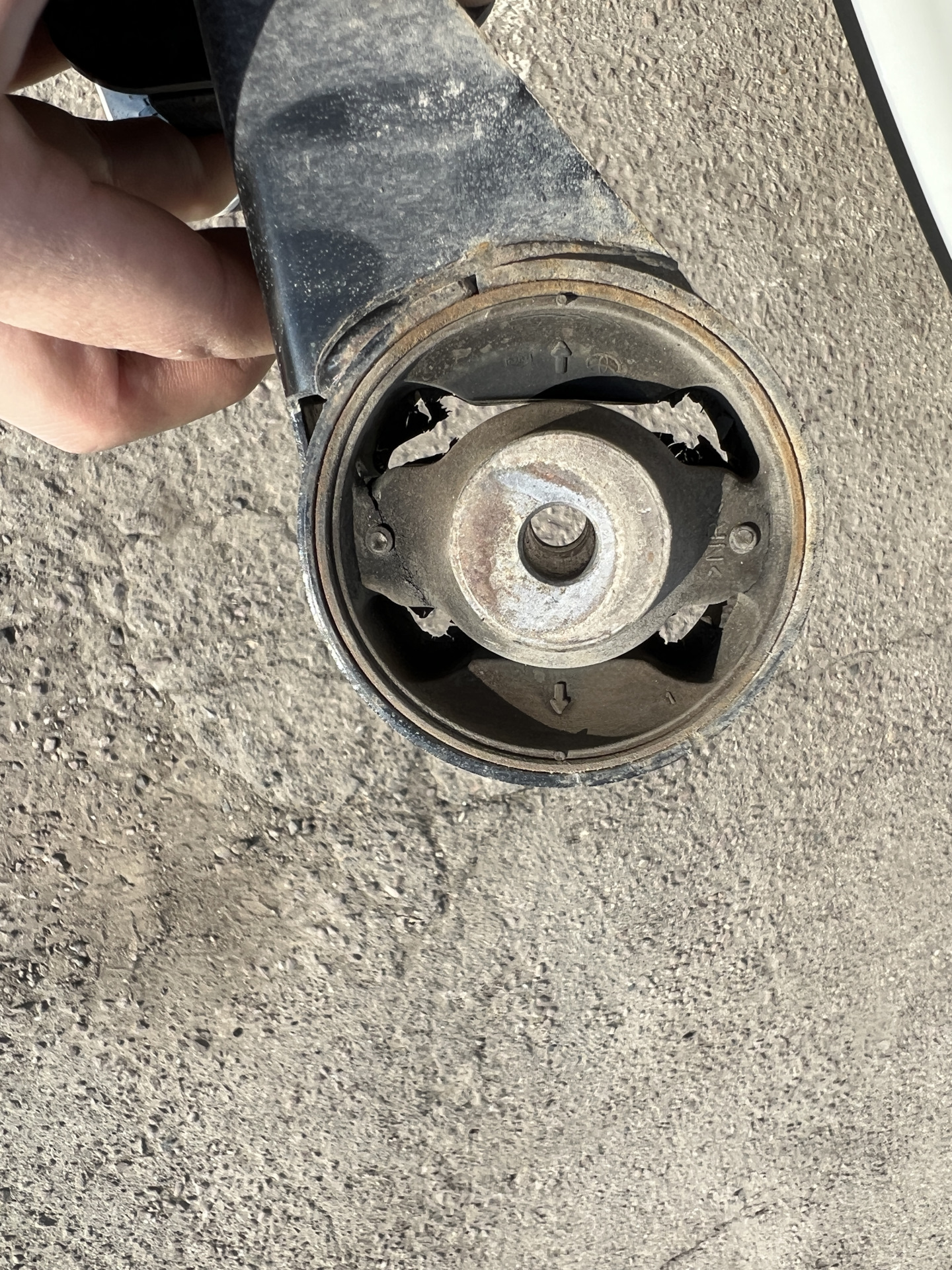 Верхняя подушка двигателя — Toyota Camry (XV50), 2,5 л., 2017 года ...