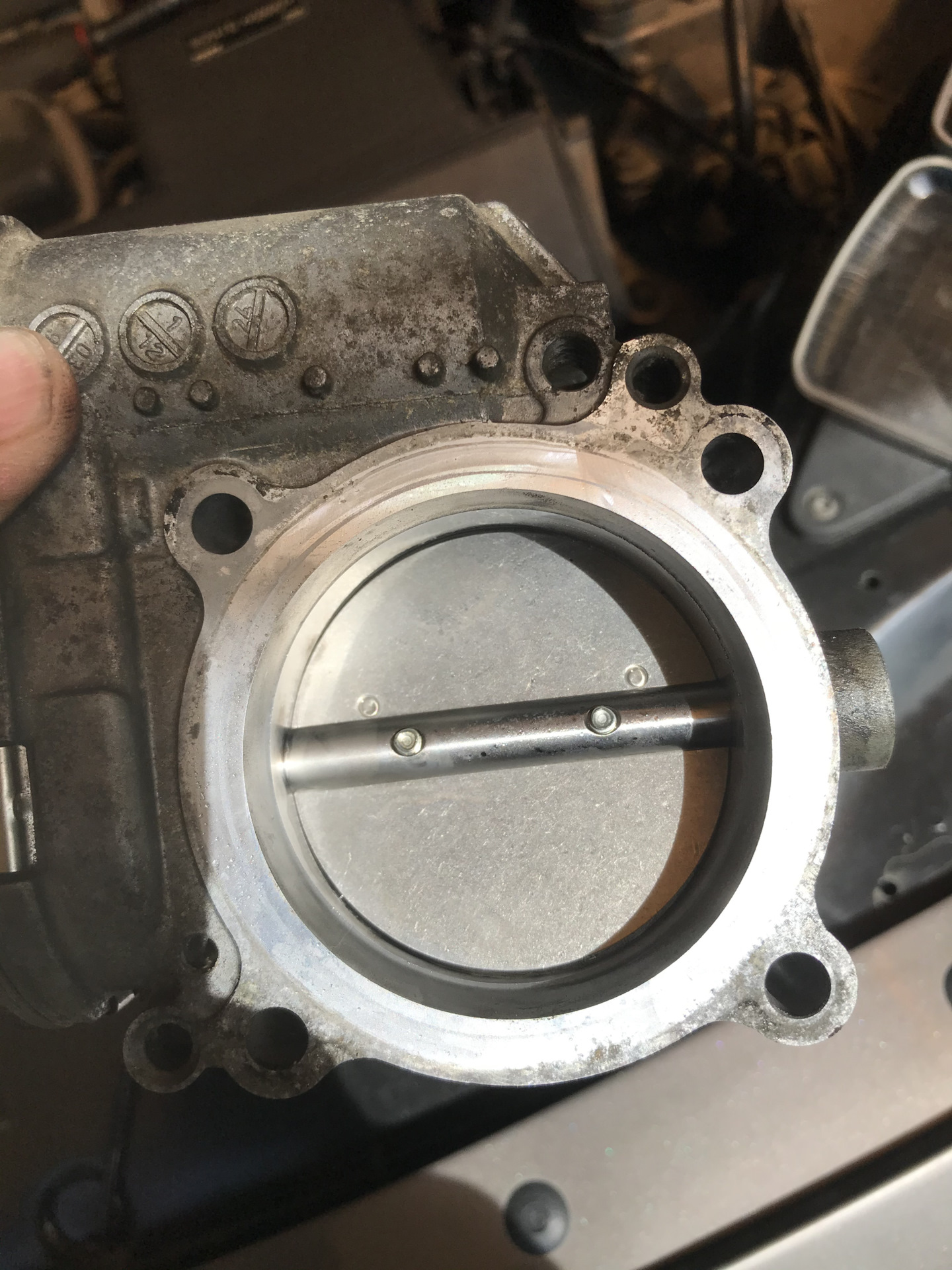 Чистка дроссельной заслонки и замена ступицы . — Volvo S80 (2G), 2,5 л ...