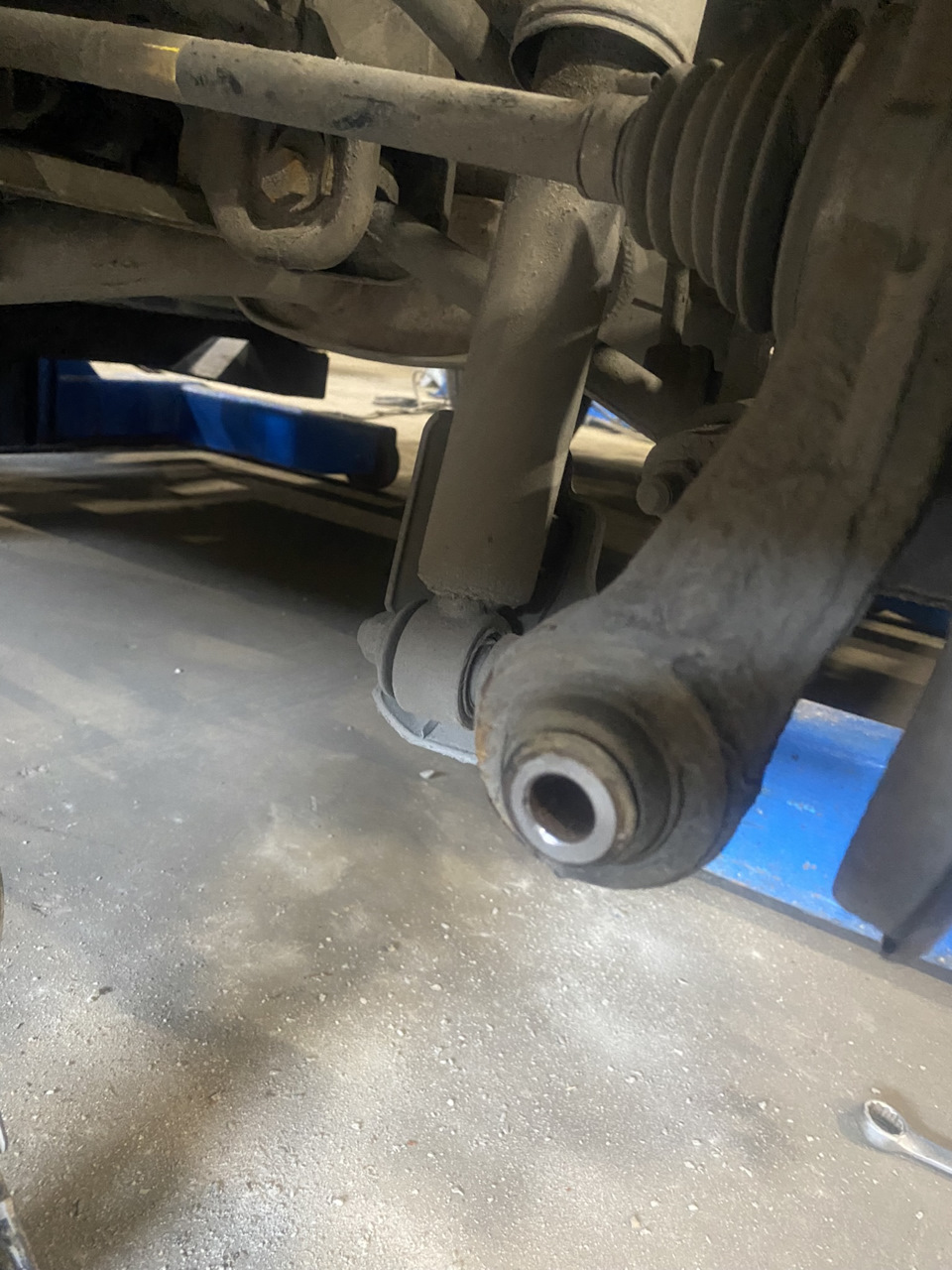 Замена развальных болтов и сайлентблоков задней оси — KIA Sorento (2G ...