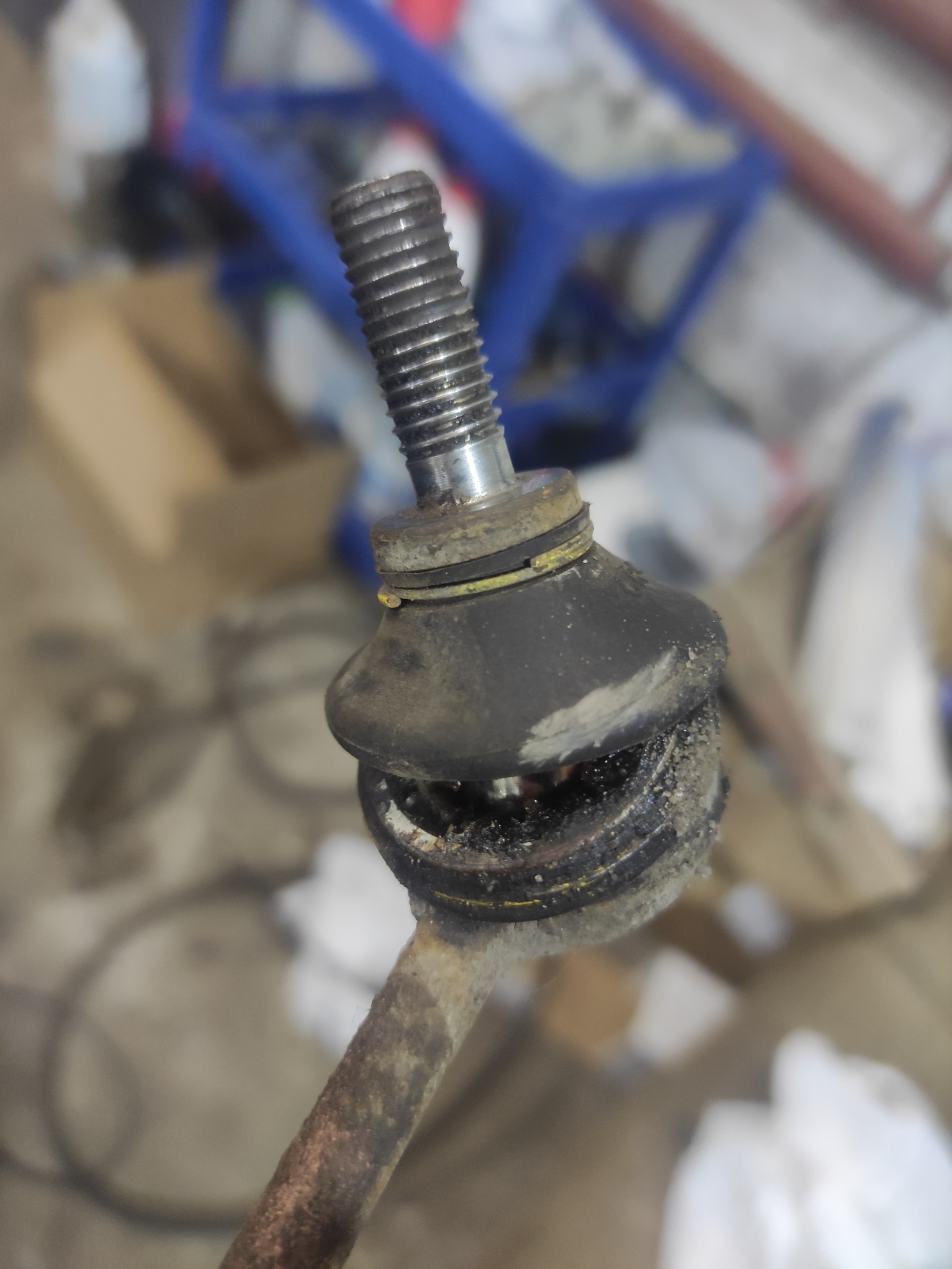 Просто замена стоек стабилизатора и прокладки клапанной крышки ...