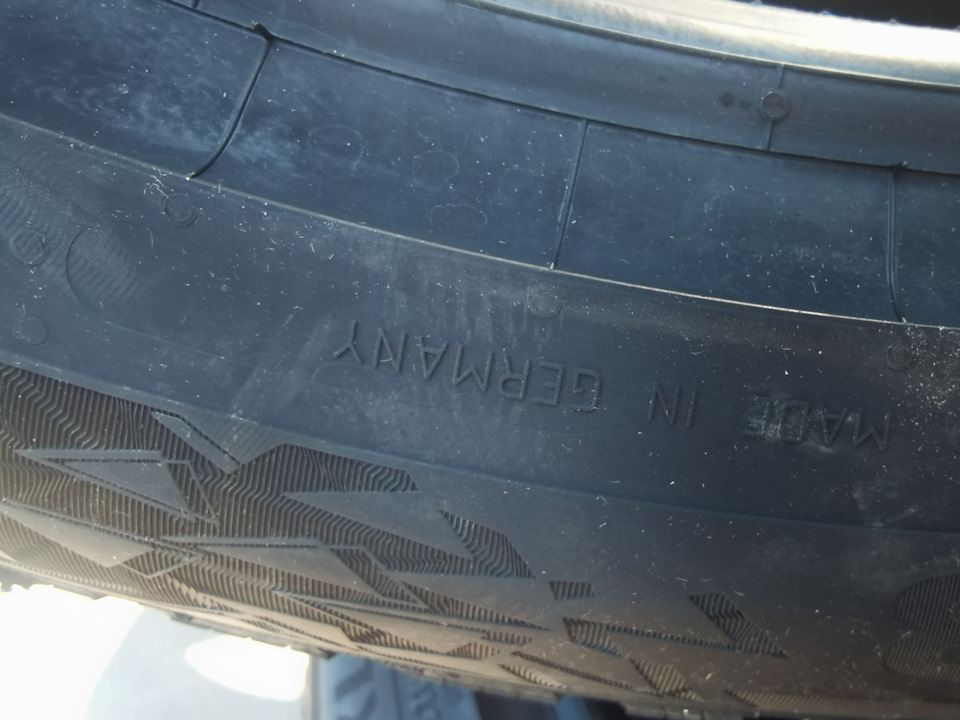 Шины зимние шипованные Continental 275/40 R22 на BMW X6 (G06), BMW X5 ...