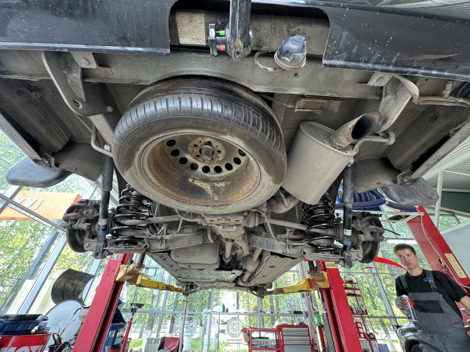 20. Замена задних пружин. — Mercedes-Benz V-Class (W447), 2,1 л, 2017 ...