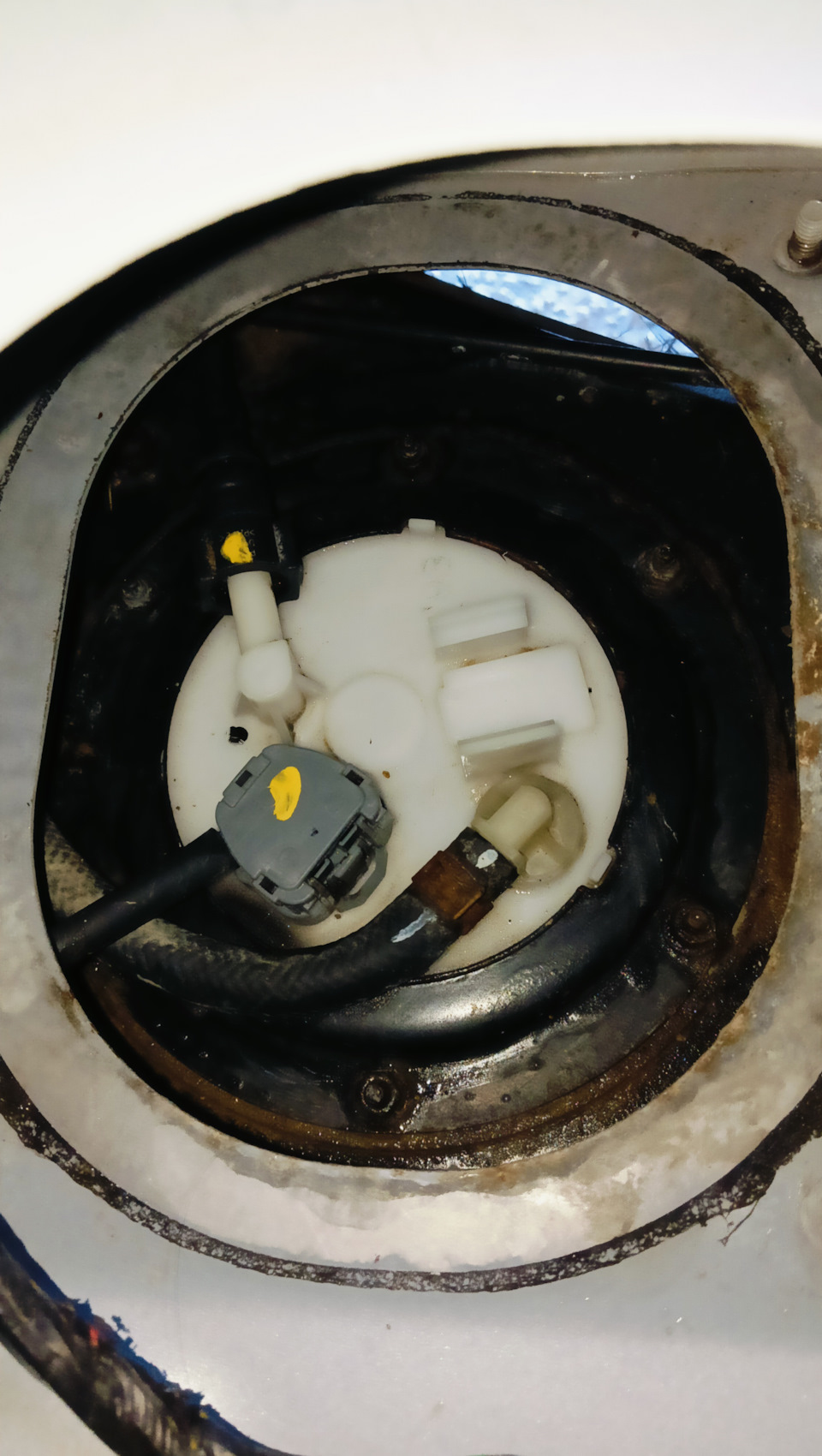 Замена топливного фильтра — Mitsubishi Pajero (4G), 3 л, 2014 года ...