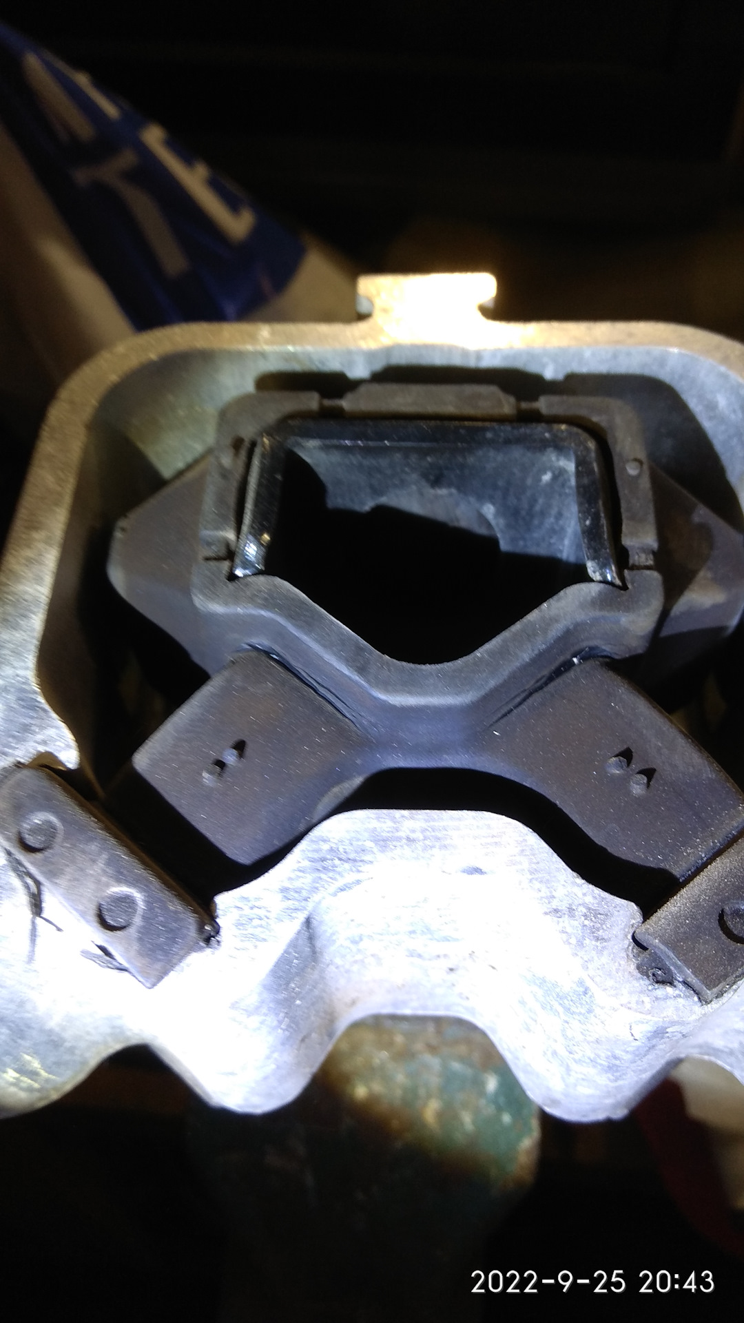 Правая подушка. — Renault Logan (1G), 1,6 л, 2011 года | запчасти | DRIVE2