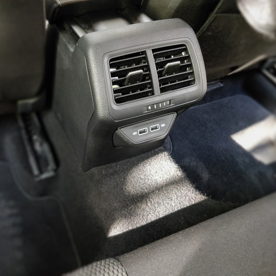 Double USB charging ports for the passengers at the rear — Volkswagen ...