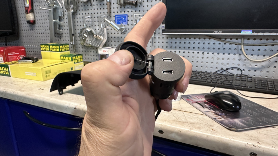 Установил USB- C второй ряд. 32231928. — Volvo XC90 (2G), 2 л, 2017 ...