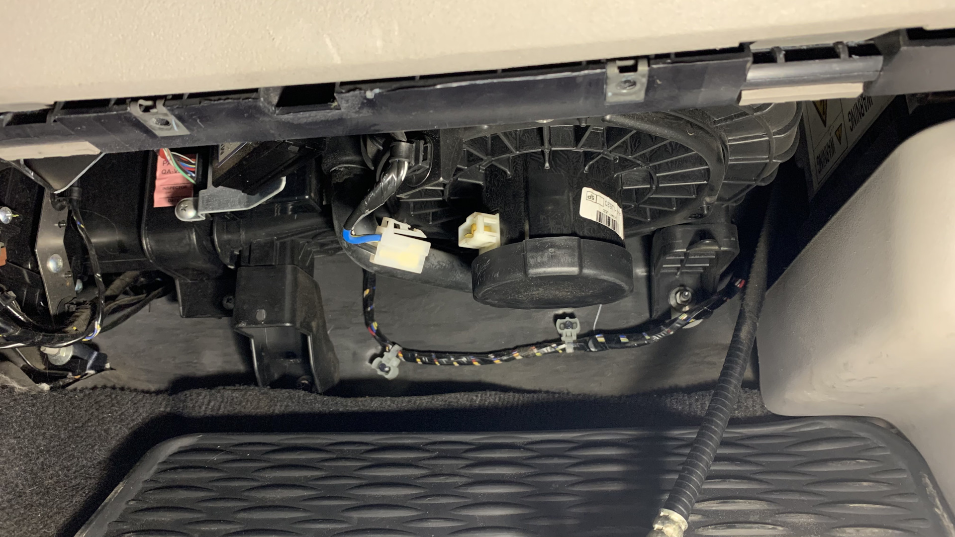 Ремонт вентилятора печки — Mitsubishi L200 (4G), 2,5 л, 2008 года ...