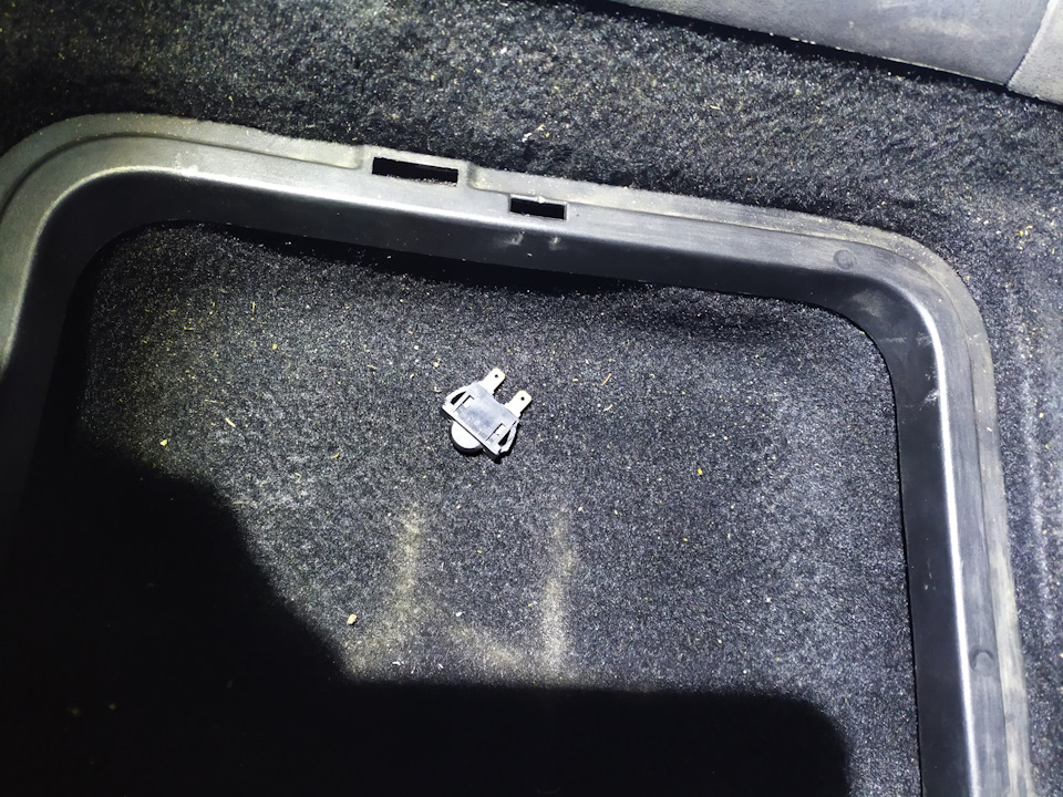 Не гаснет подсветка в дверях — Renault Megane II, 1,9 л, 2003 года ...