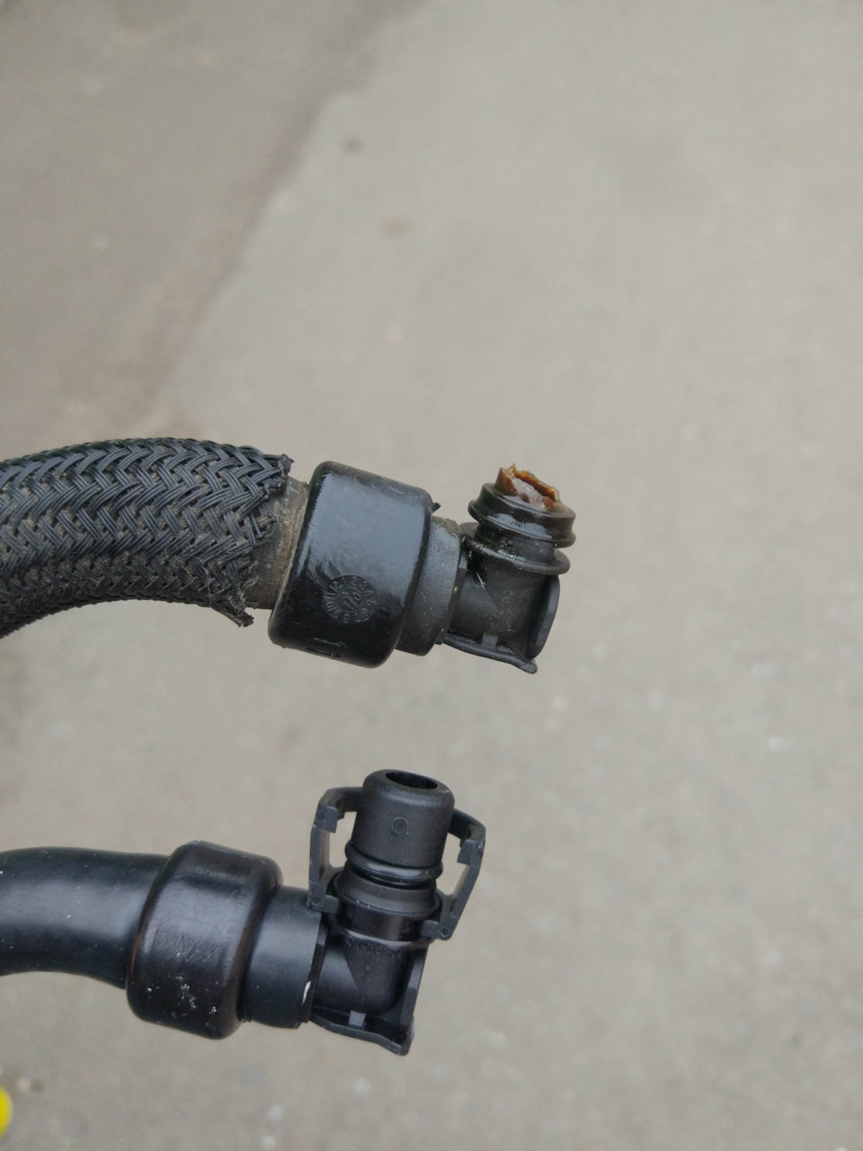 Замена шланга расширительного бачка — Opel Corsa D, 1,4 л, 2011 года ...