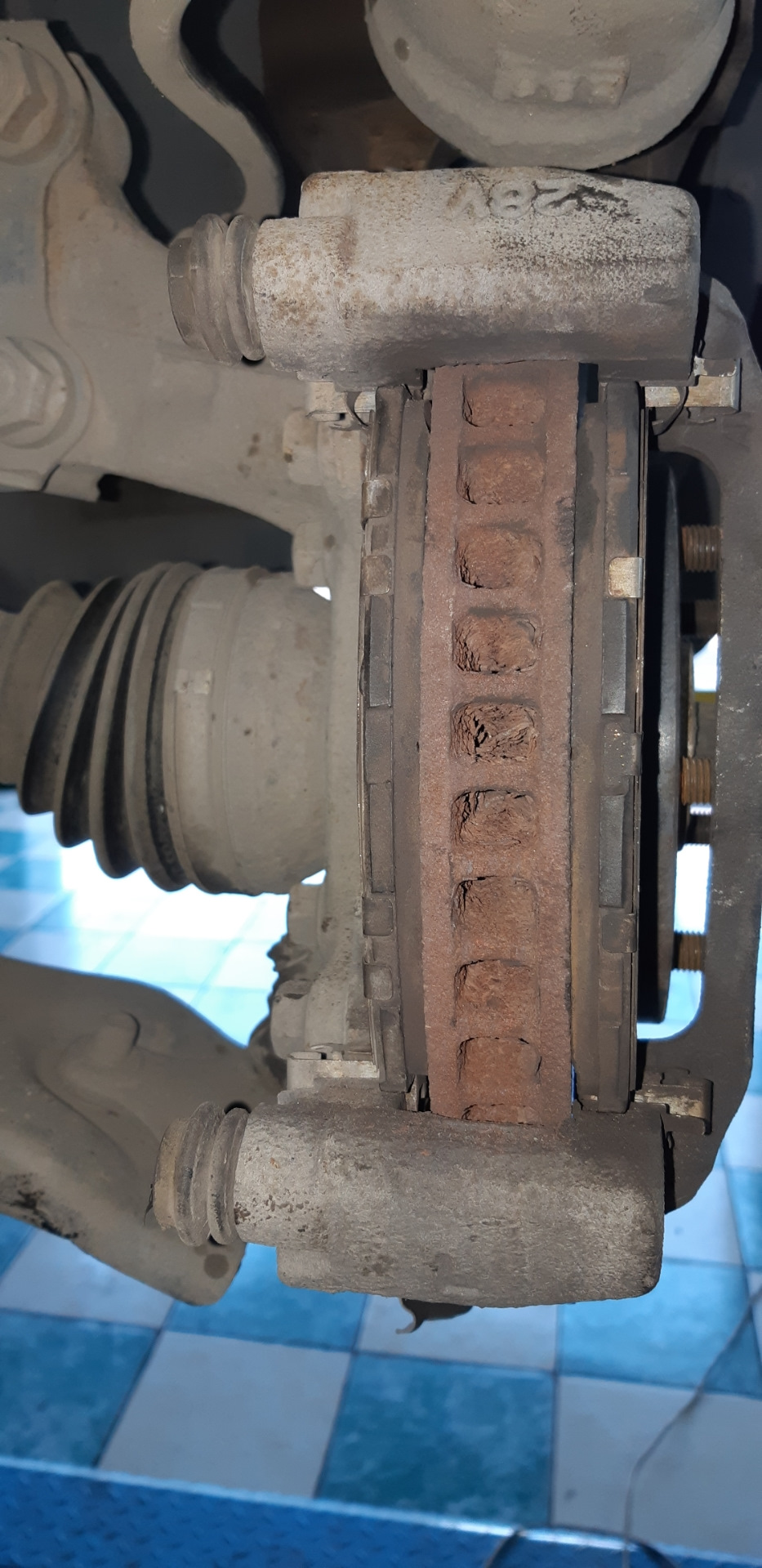 Замена топливного фильтра и насоса. — Toyota RAV4 (III), 2 л, 2008 года ...