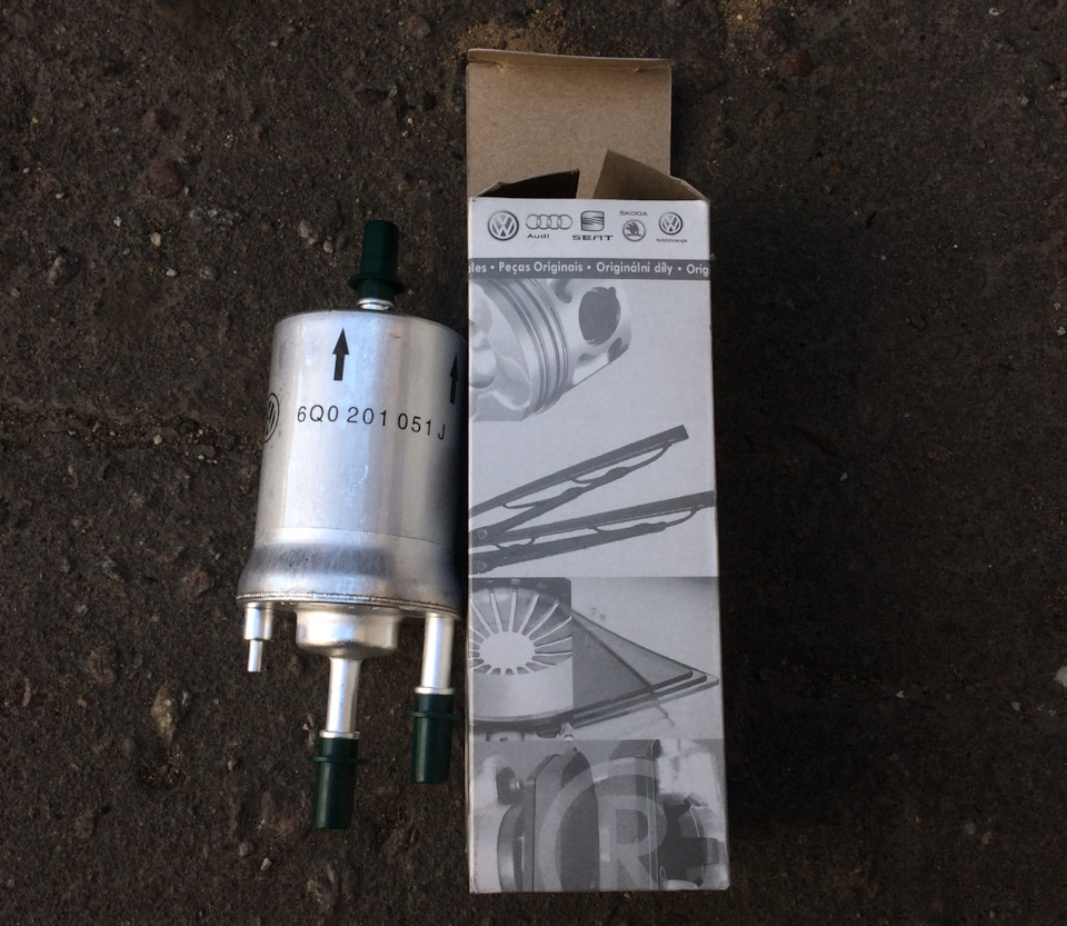 Замена топливного фильтра — Volkswagen Polo Sedan, 1,6 л, 2016 года ...