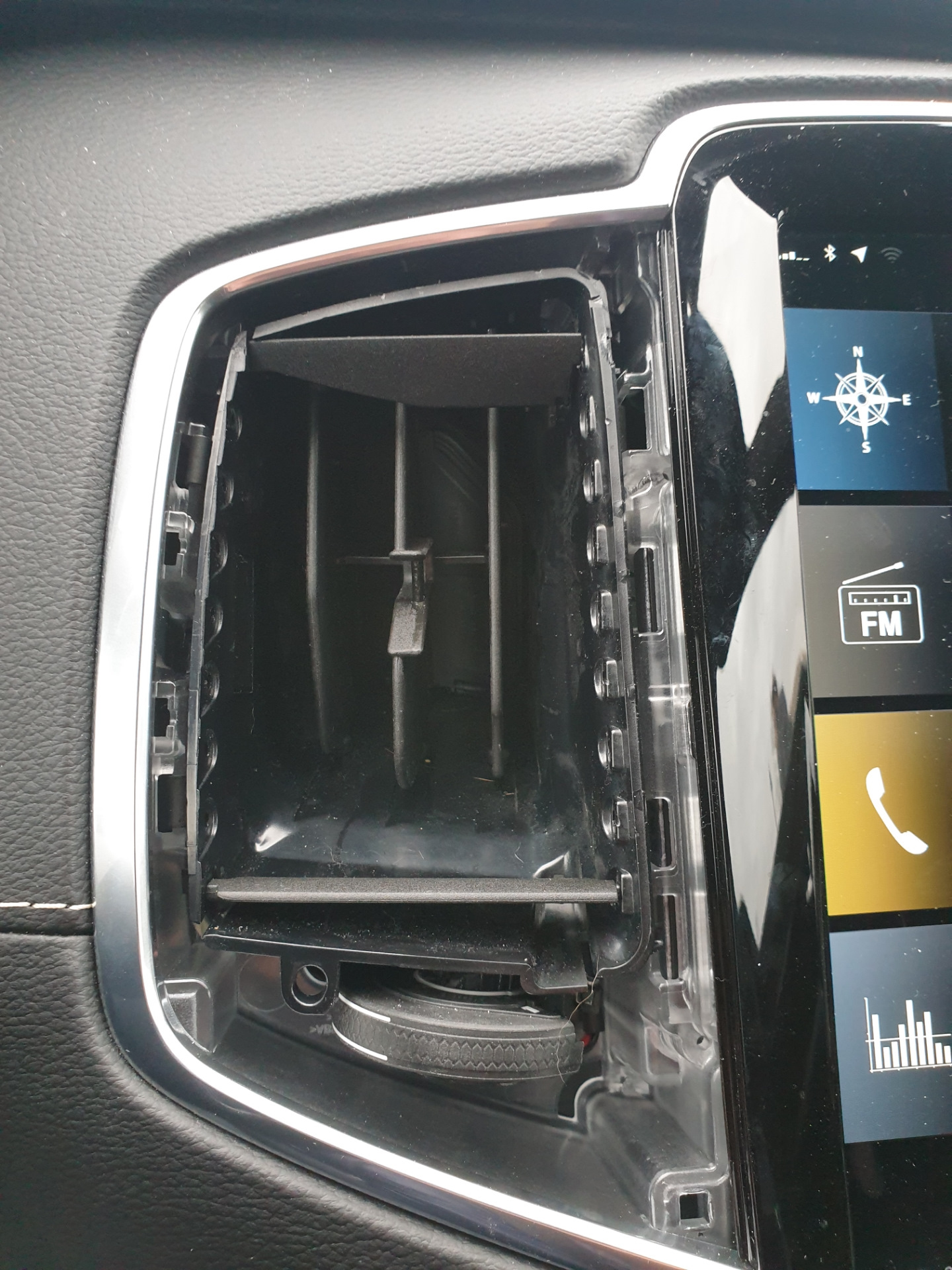 Ремонт дефлектора торпеды центрального левого — Volvo XC90 (2G), 2 л ...