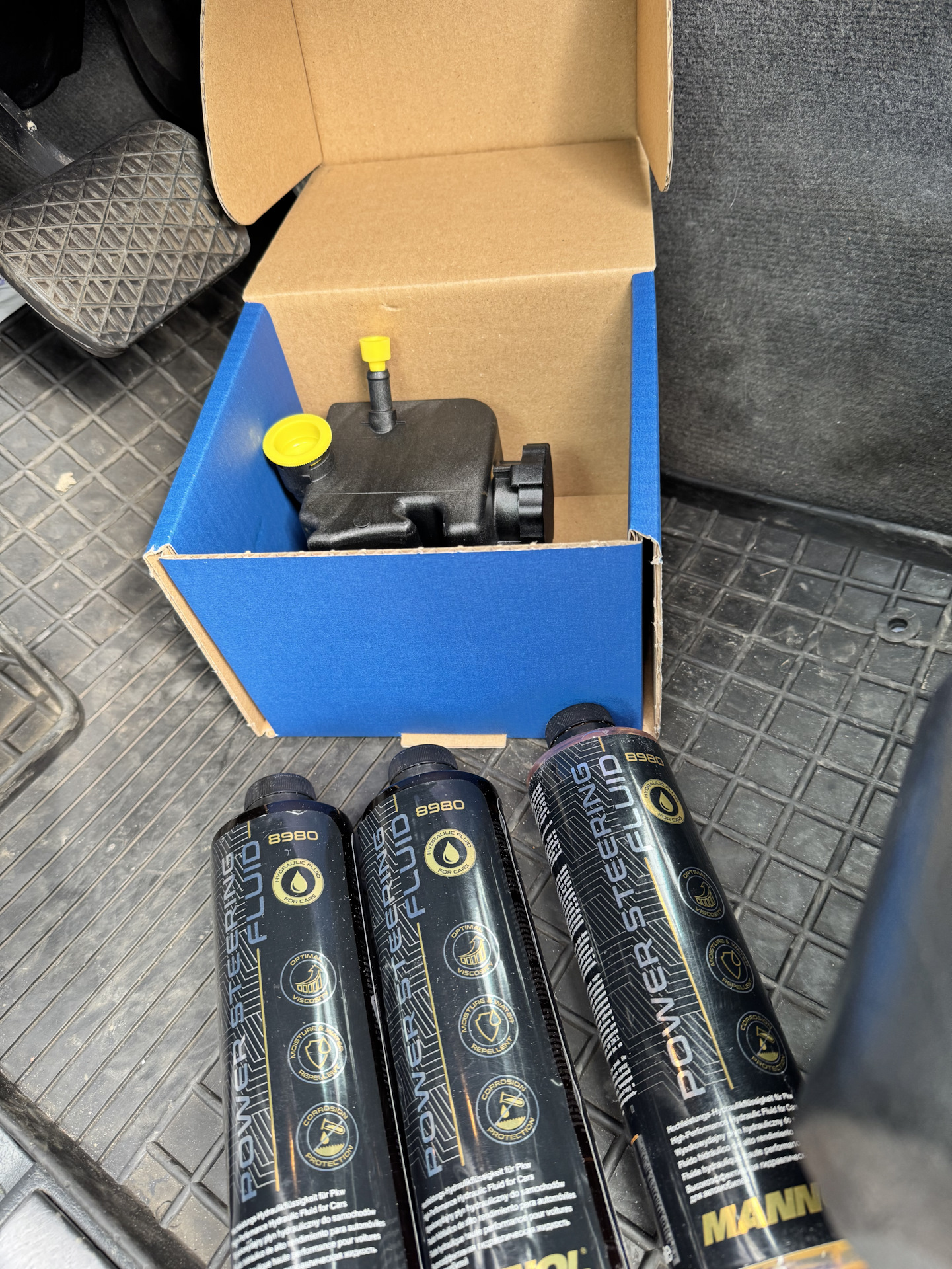 Замена бачка ГУР с жидкостью. — Mercedes-Benz M-Class (W163), 3,2 л ...