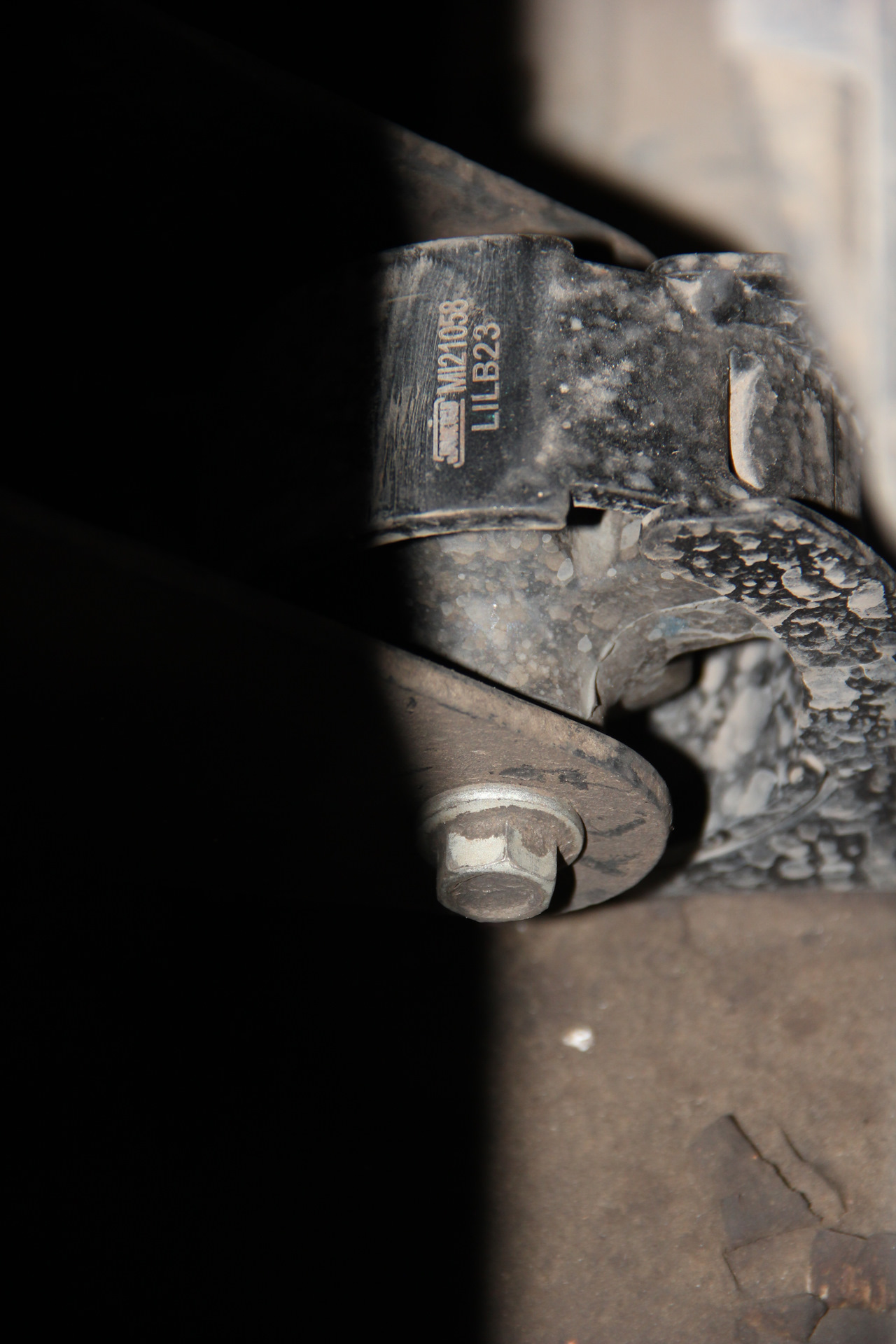 Замена передней подушки двигателя — Geely Emgrand EC7 FE-1, 1,5 л, 2013 ...