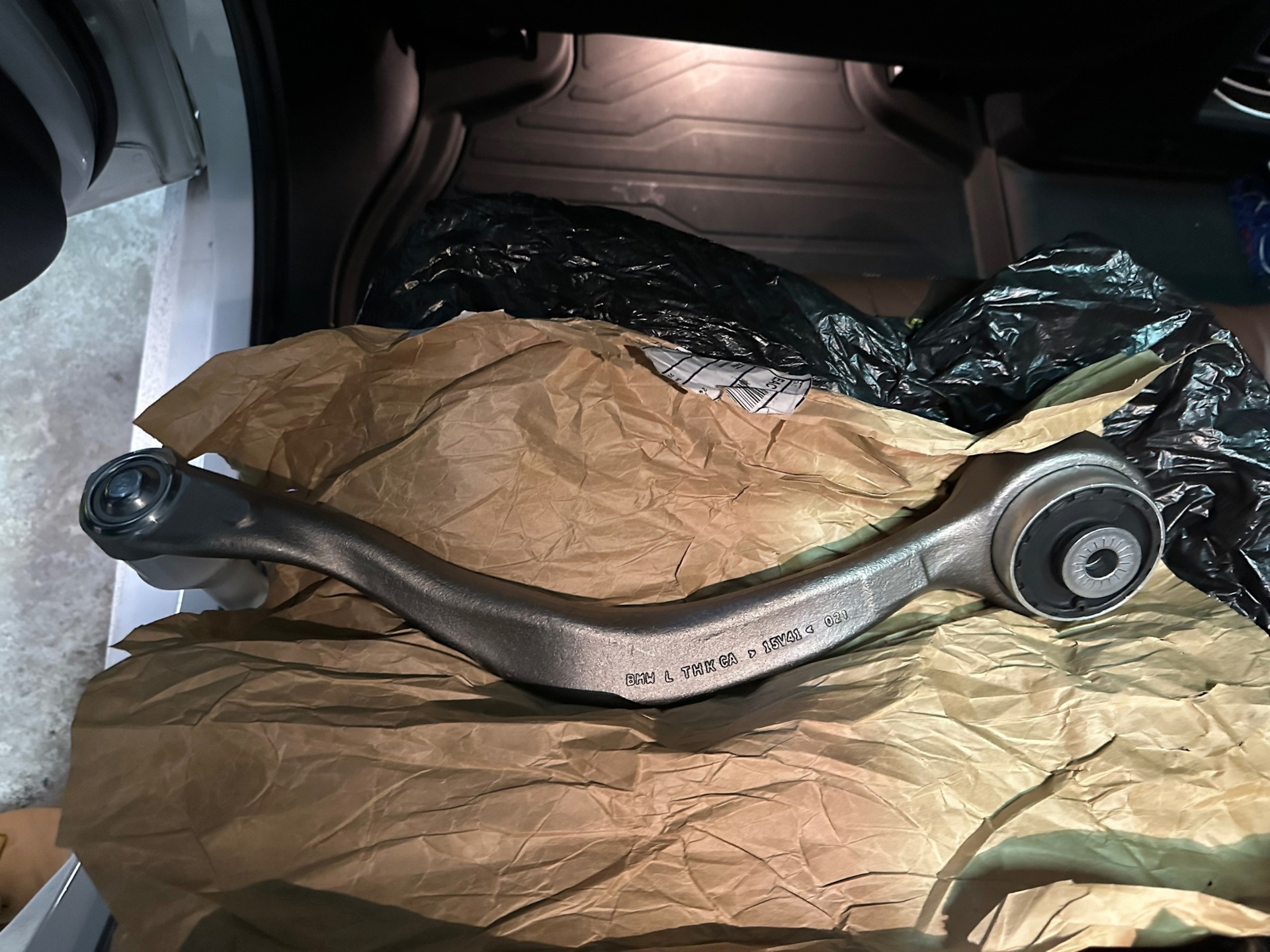 39. Обслуживание BMW X5 G05: оригинальные рычаги, колодки, сход-развал ...