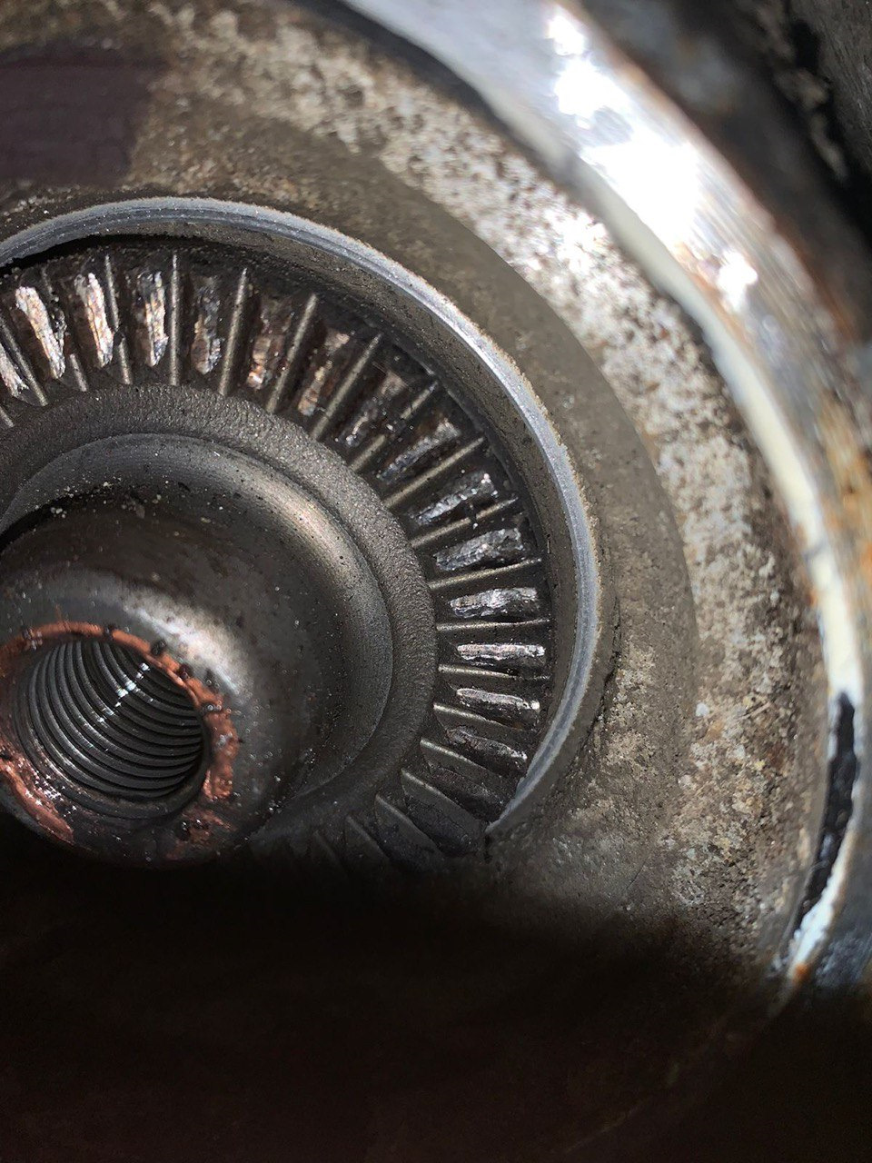 При замене ступицы обнаружил неприятность + поменял стойку ...