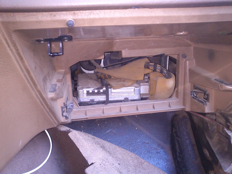 местонахождения модуля управления двигателем типа EEC IV — DRIVE2