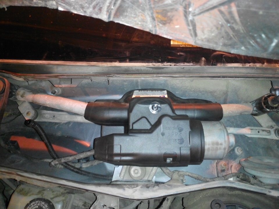 Защитный кожух моторчика стеклоочистителей — Opel Astra H GTC, 1,8 л ...