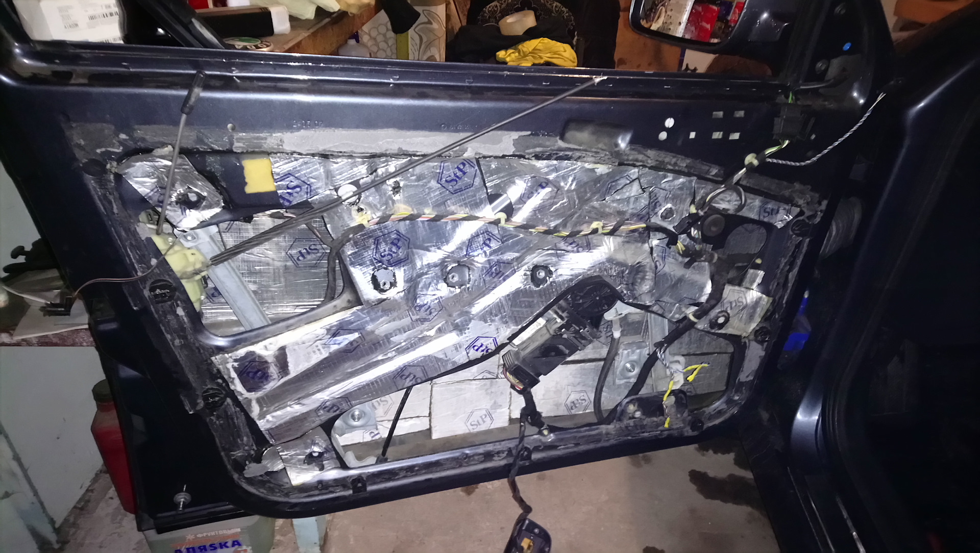 Наверное стандарт для VAGов, направляйки стеклоподъемника…и трос ...