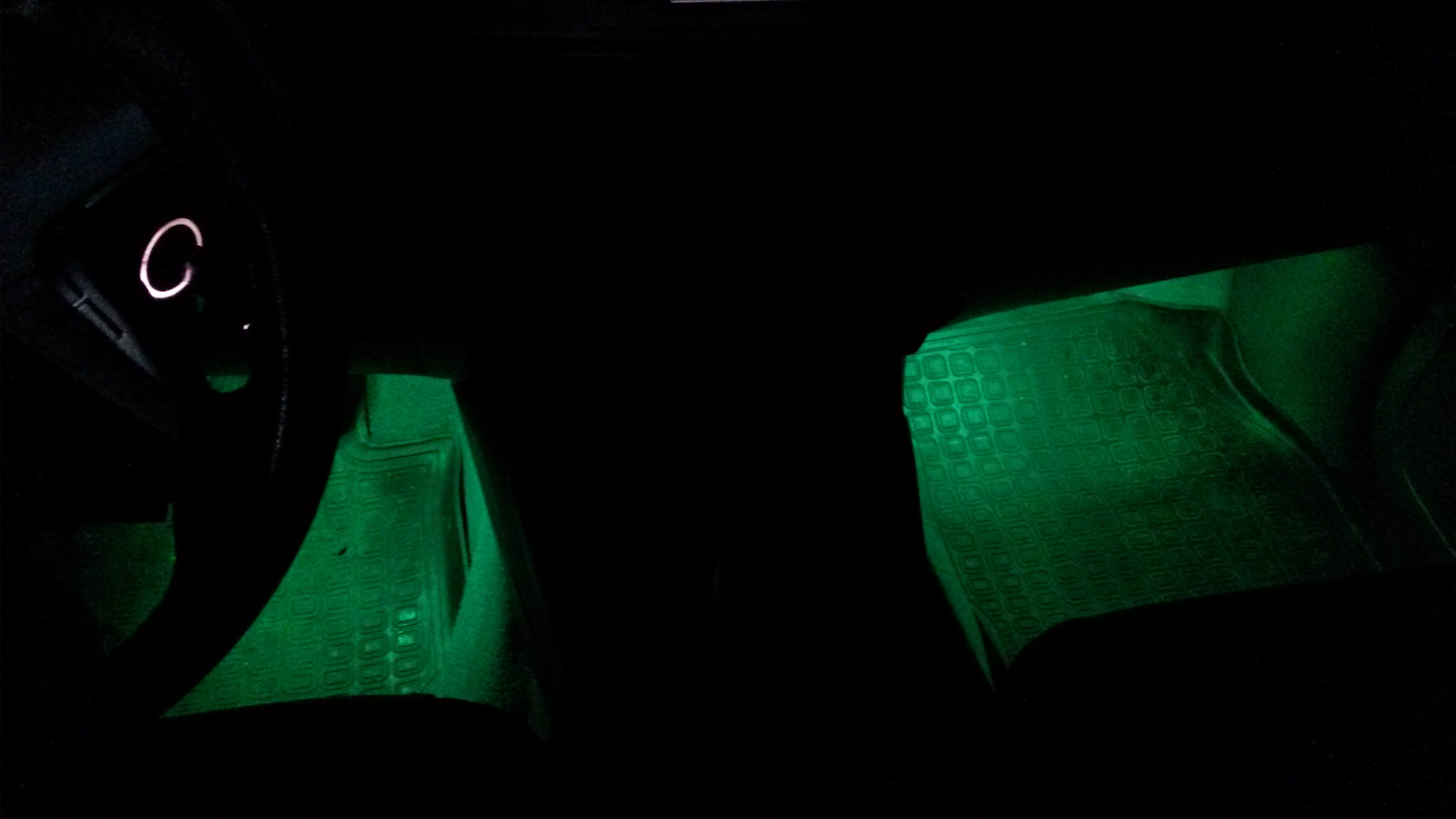 Подсветка в ноги — Toyota Hilux (7G), 2,5 л, 2012 года | аксессуары ...