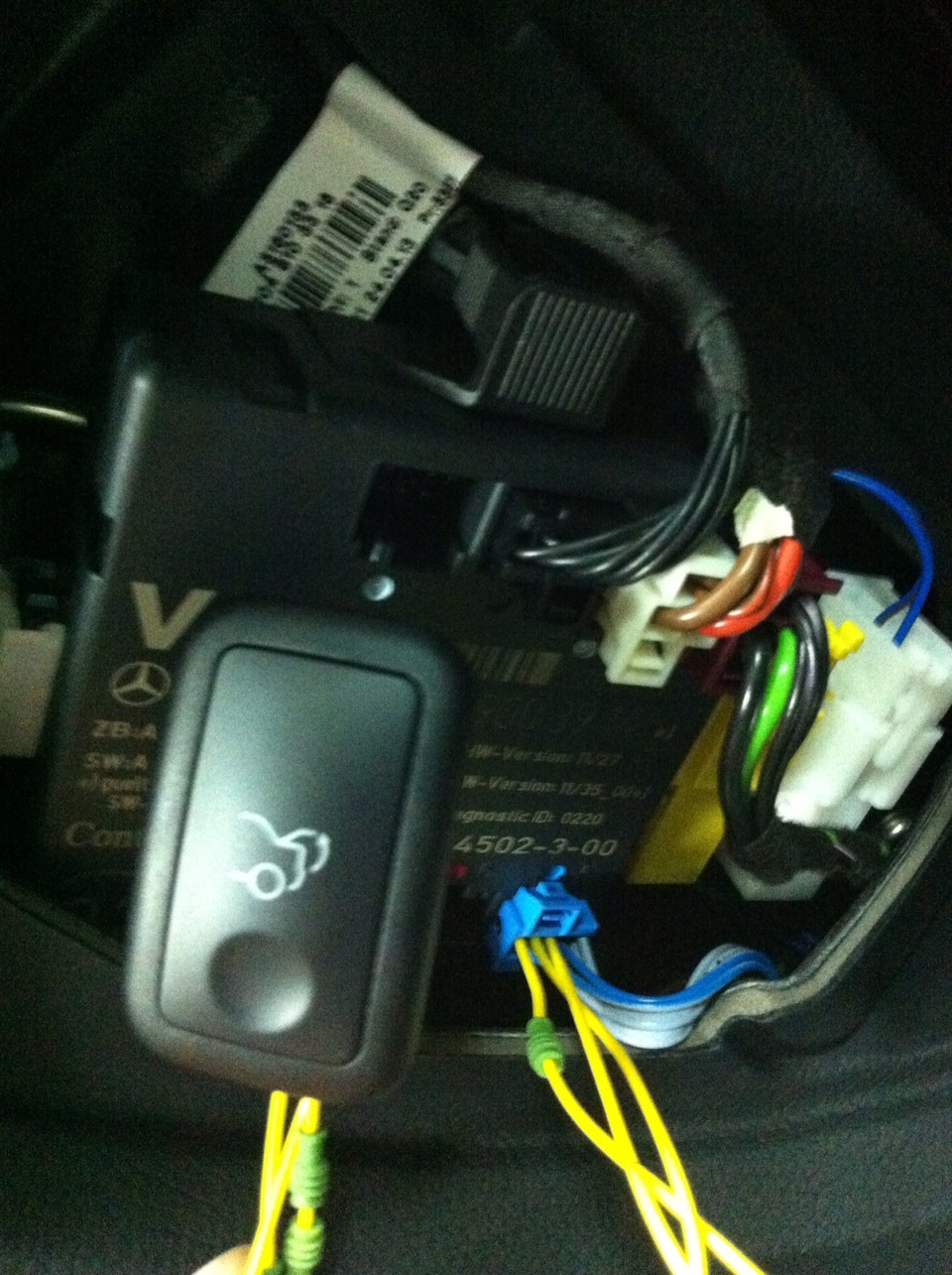 Установка кнопки открывания багажника — Mercedes-Benz C-Class (W204), 2 ...