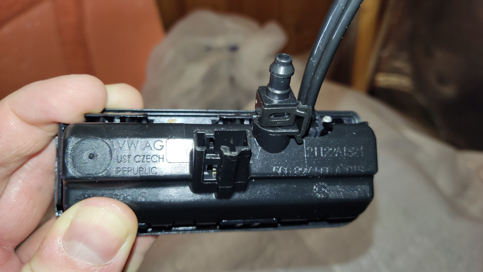 566827566A Кнопка открывания багажника с камерой VAG | Запчасти на DRIVE2