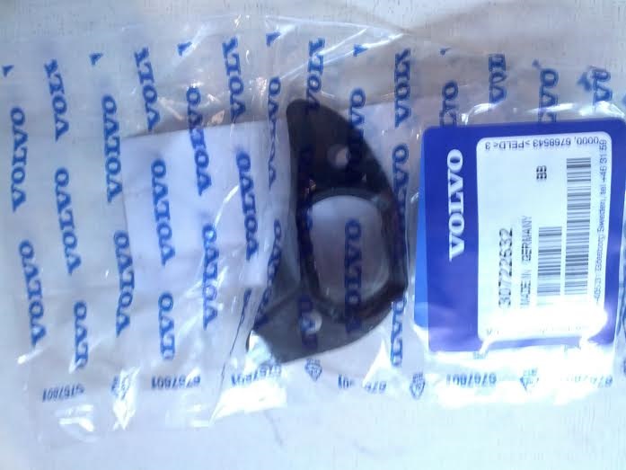 Уплотнитель замка бака — Volvo V50, 1,6 л, 2011 года | запчасти | DRIVE2