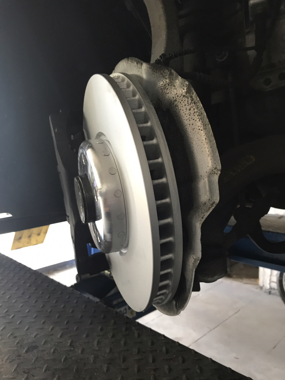 Замена тормозов на 530d/535i — BMW 5 series (F10), 2 л, 2016 года ...