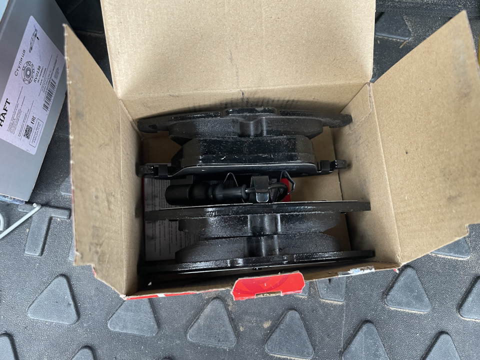 Замена передних колодок — Volkswagen Tiguan (1G), 2 л, 2014 года ...