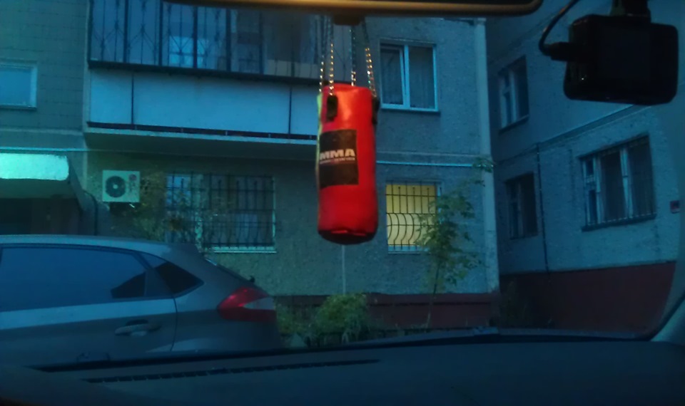 Повесил в машину боксерский мешок — Volkswagen Passat B5, 2,8 л, 2003 ...