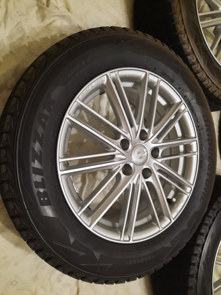 Шины зимние нешипованные Bridgestone 225/60 R17, литые диски ...