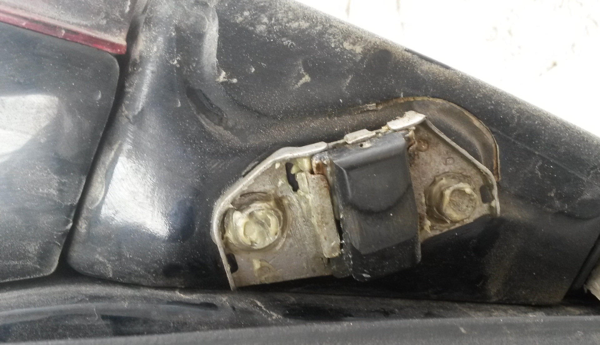 Боковые упоры задней (5) двери — Subaru Outback (BH), 2,5 л, 2002 года ...