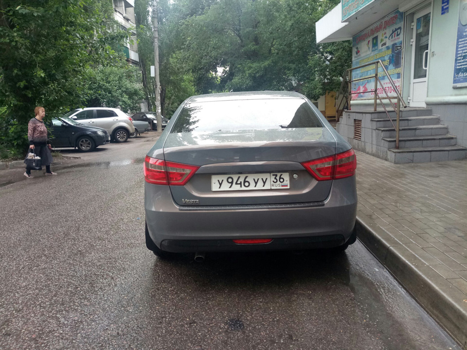 №13. Щебень в лобовое. Тонировка фонарей. Пленка. — Lada Vesta (1G), 1 ...