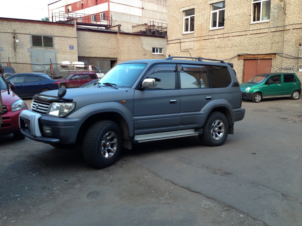 Автомобиль полностью переклеен в серый карбон — Toyota Land Cruiser ...
